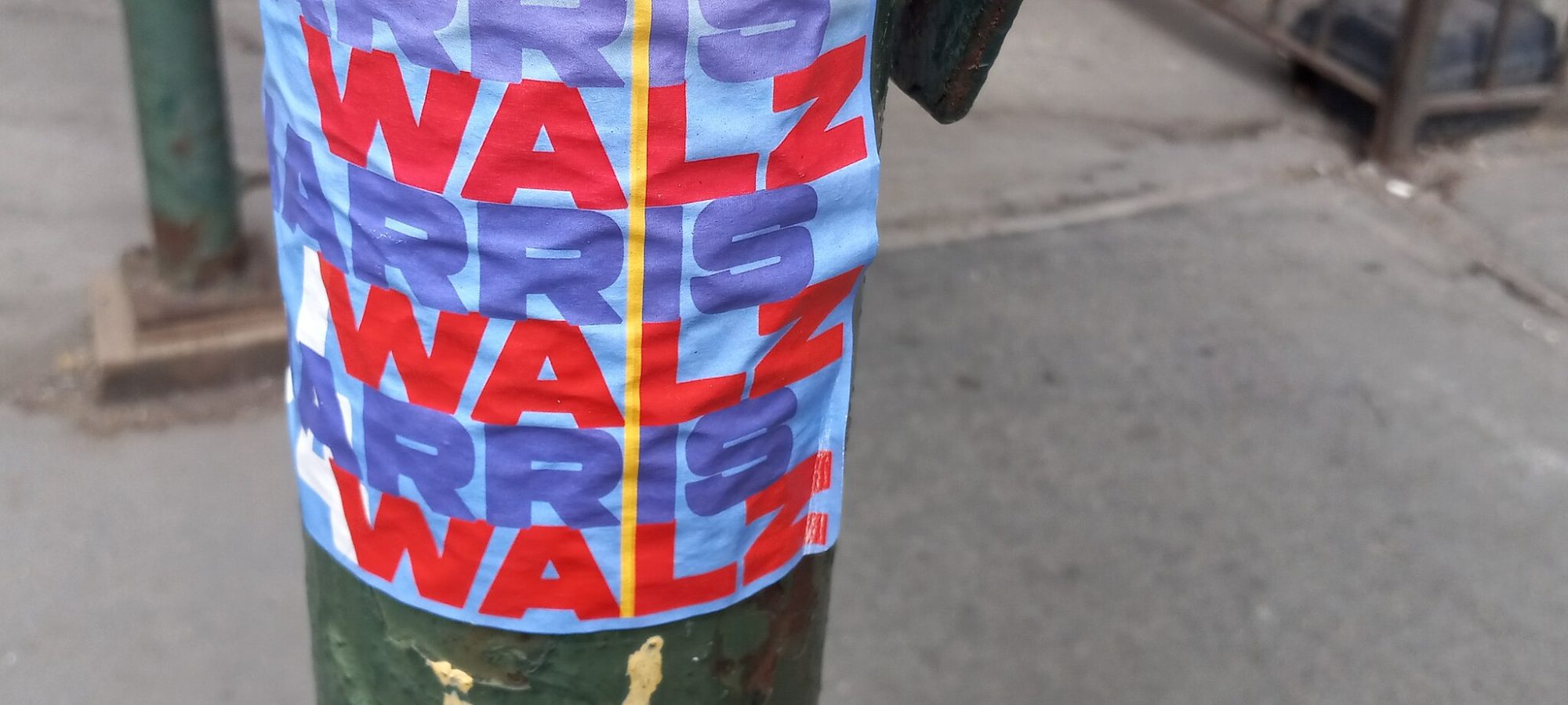 2048px-Harris_Walz_Sign_001